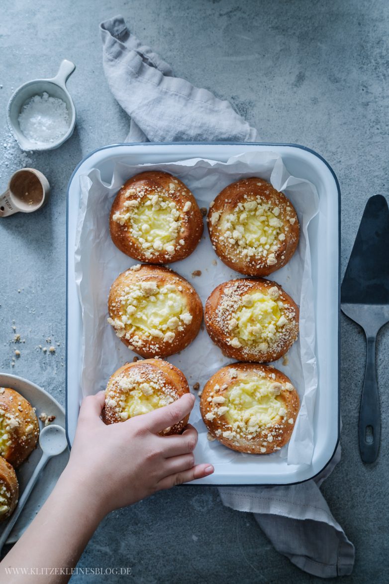 Das einfache Rezept für Puddingteilchen mit Streuseln | KLITZEKLEIN